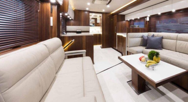 Por dentro do motorhome de R$ 5 milhões que acomoda 6 pessoas e... um ...
