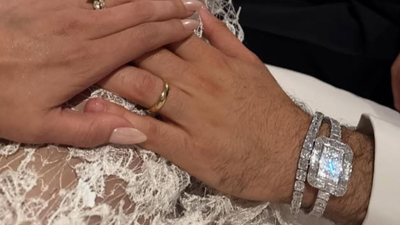 Benny Blanco porte une montre Jacob & Co. d’une valeur de 1 million de ...